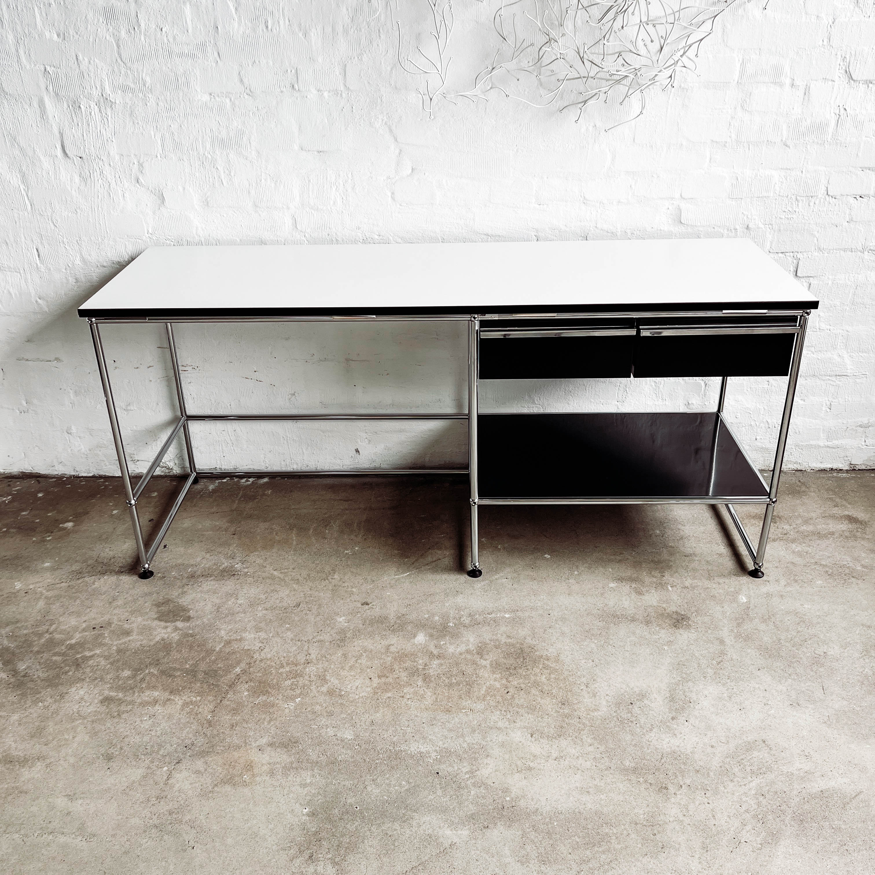 USM Haller - Schreibtisch - Perlgrau - 2x A6 Schublade