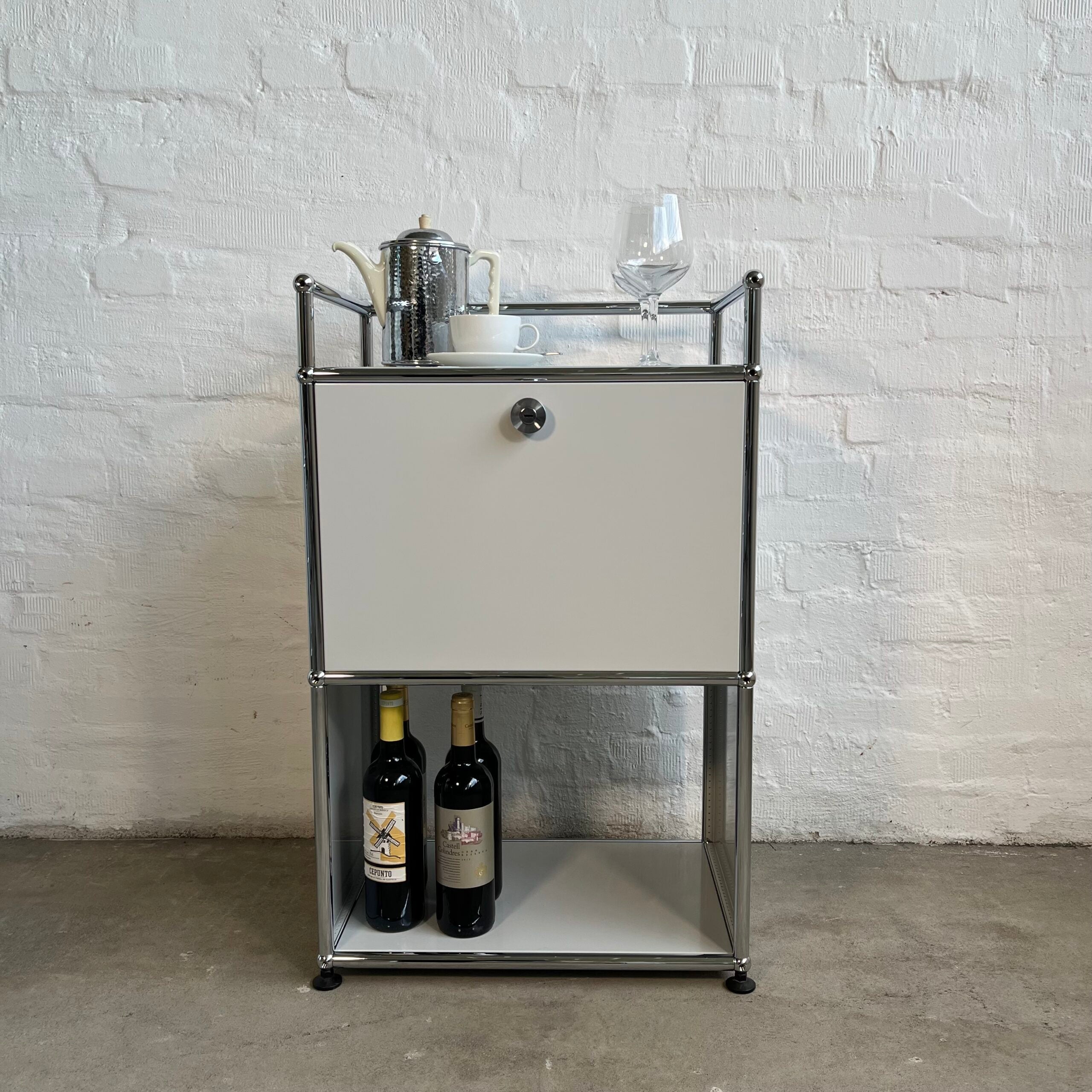 USM Haller Bar-Regal - lichtgrau - Klapptür - gebrauchter TOP Zustand!